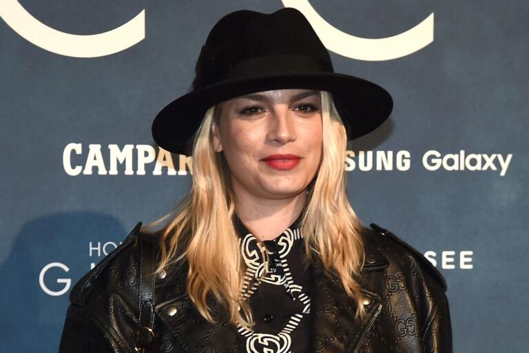 Emma cade a Le Iene: siparietto con Belen. Il video Pinkblog