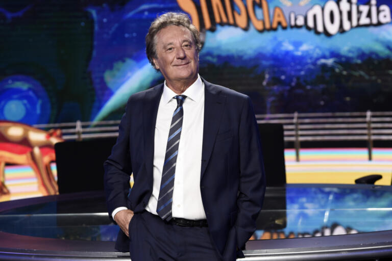 Enzo Iacchetti conduce Striscia la Notizia da casa: tutta la verità ... Enzo Iacchetti conduce Striscia la Notizia da casa: tutta la verità ...