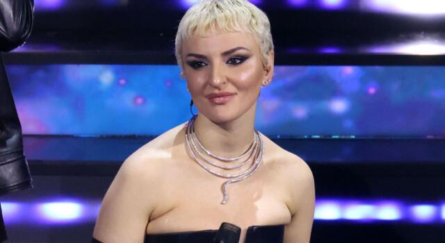 Arisa, gestaccio a Paola Iezzi: Arisa, gestaccio a Paola Iezzi: