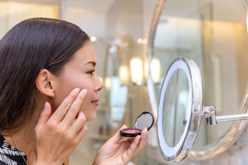La nuova tendenza è tatuarsi il blush: ecco quanto dura e il prezzo